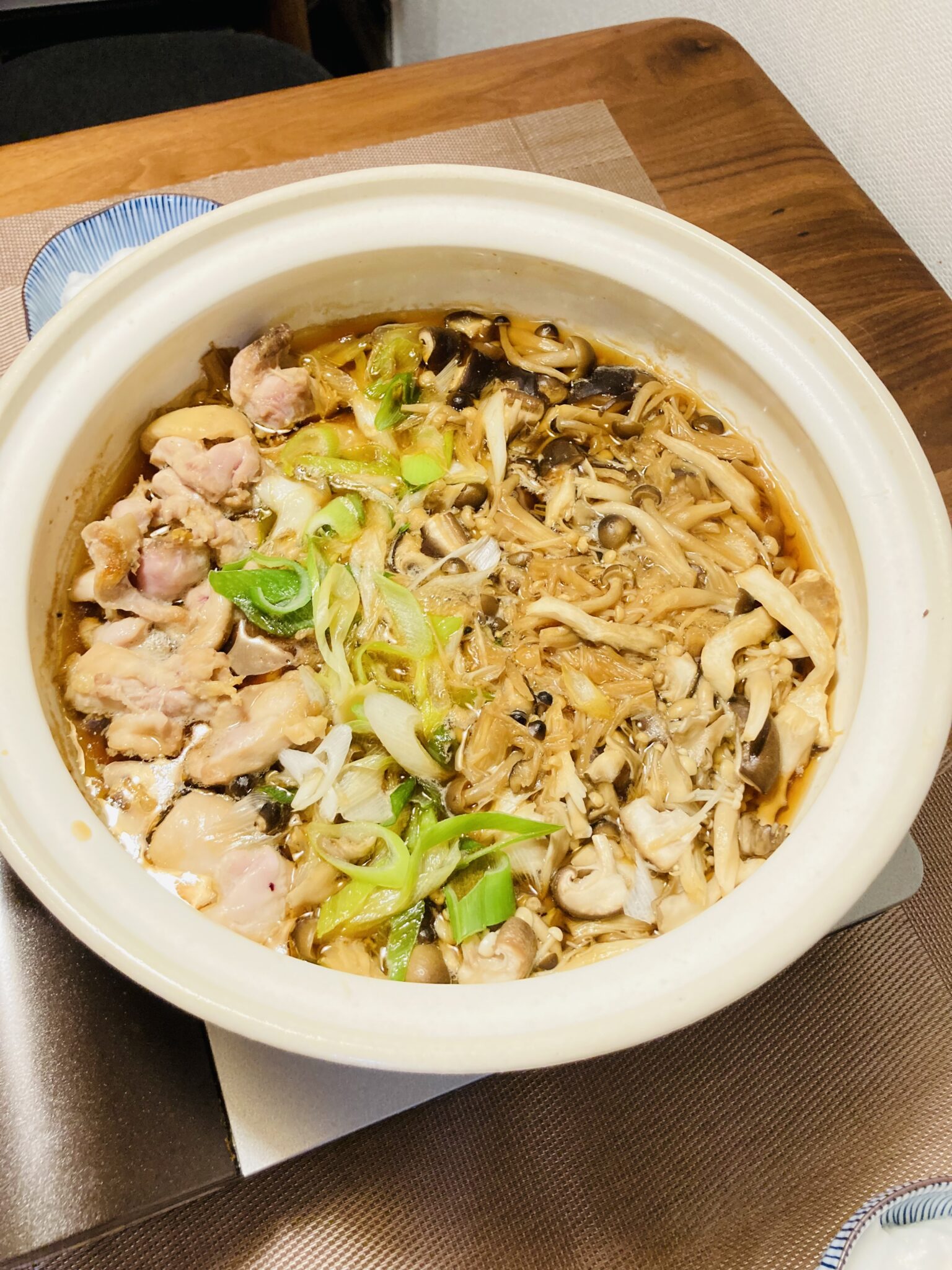 山盛りきのこで秋の味♪笠原流鶏肉ときのこのすき焼き - ドラミンの親子キッチン